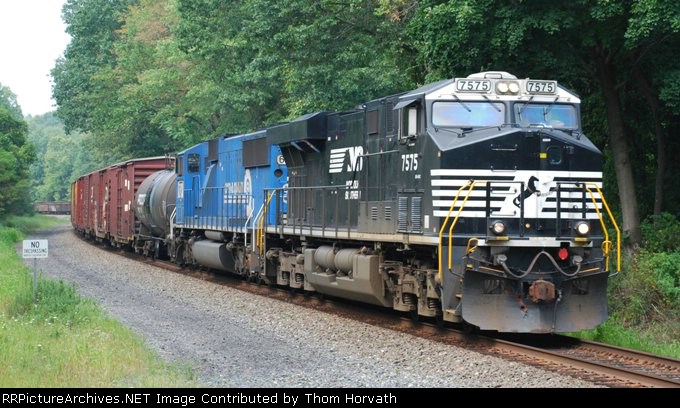 NS 36G takes its consist of mixed freight through the "S" curves